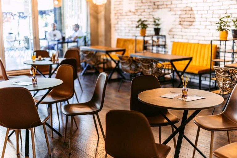 Mengenal Keunggulan Dan Model Kursi Cafe Kayu Minimalis Estetik ...